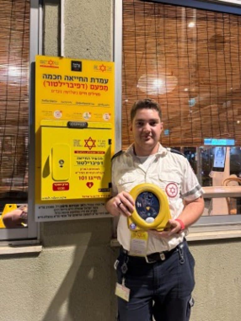 MAGEN DAVID ADOM EMT Saves a Life with a Public Defibrillator During a ...